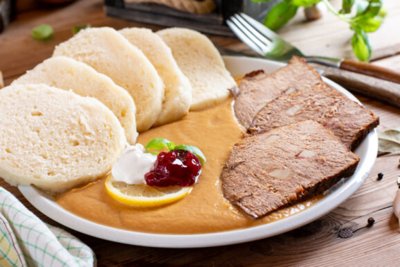 Co zjeść w Czechach? Poznaj 21 tradycyjnych czeskich potraw | Triverna